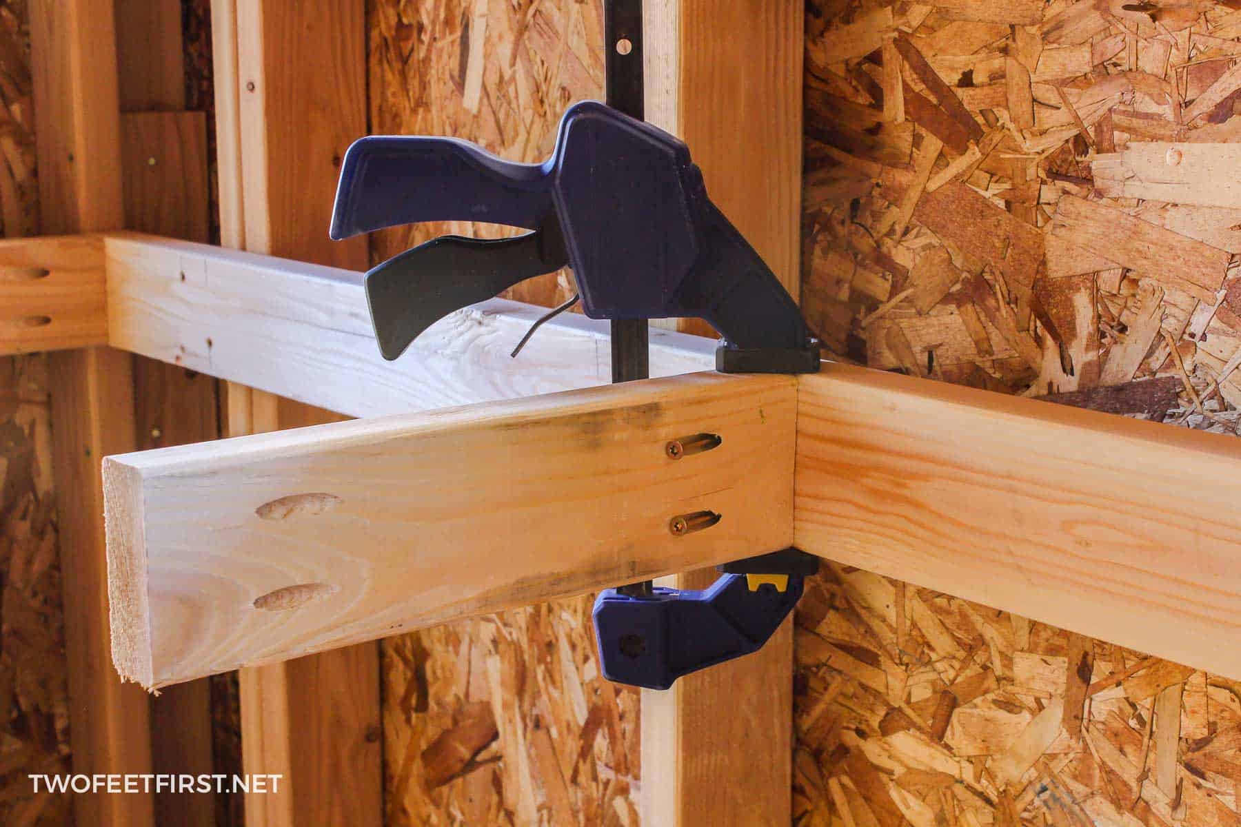 Hoe te bouwen opslag planken in een schuur of garage | This Unruly